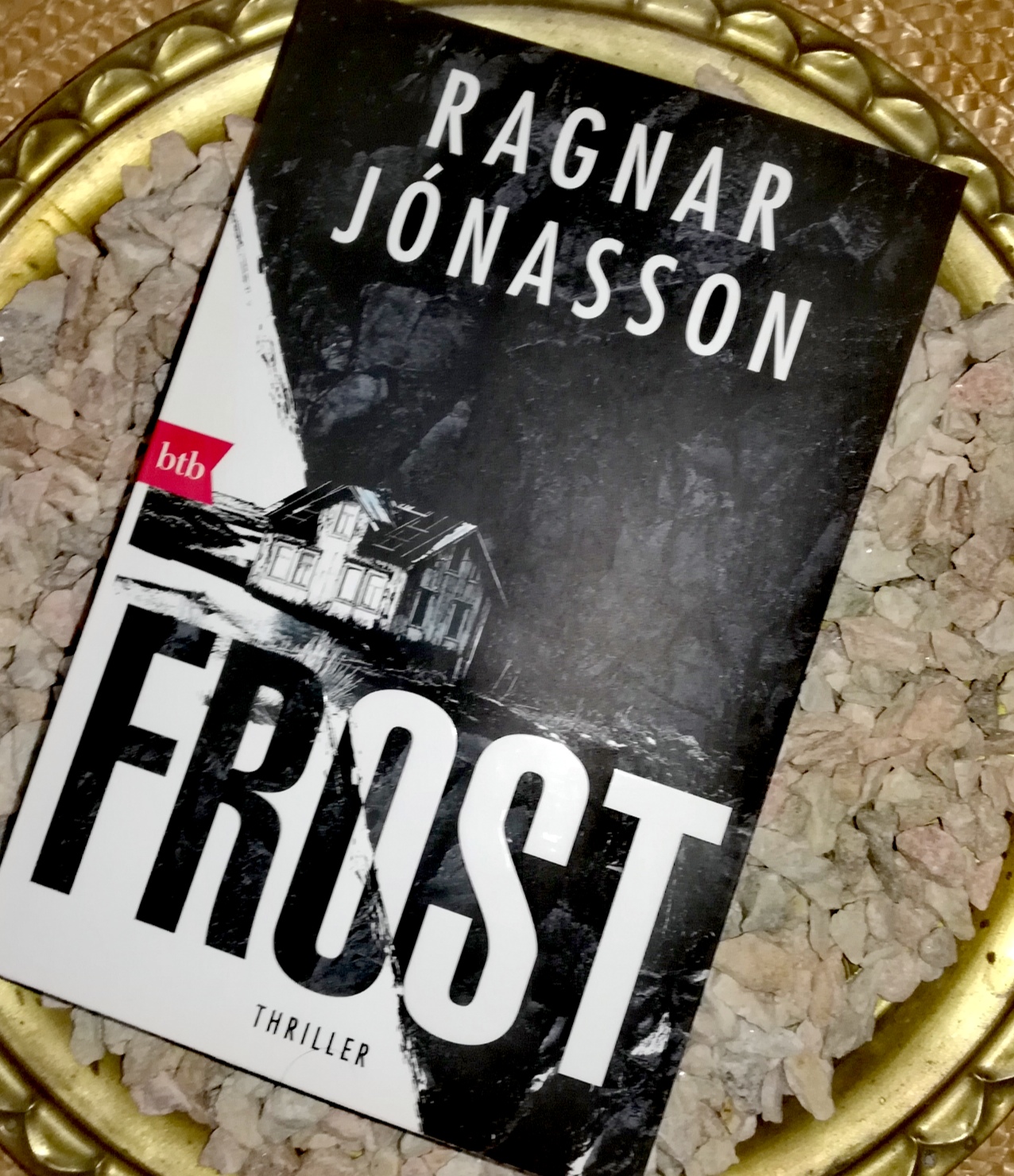 Rezension: "FROST" von Ragnar Jónasson - Buchstabenratte